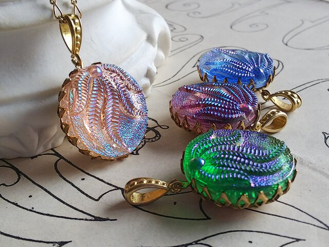 ヴィンテージ BlueオーロラLeaf（23㎜）クラシカルネックレス | iichi 日々の暮らしを心地よくするハンドメイドやアンティークのマーケットプレイス