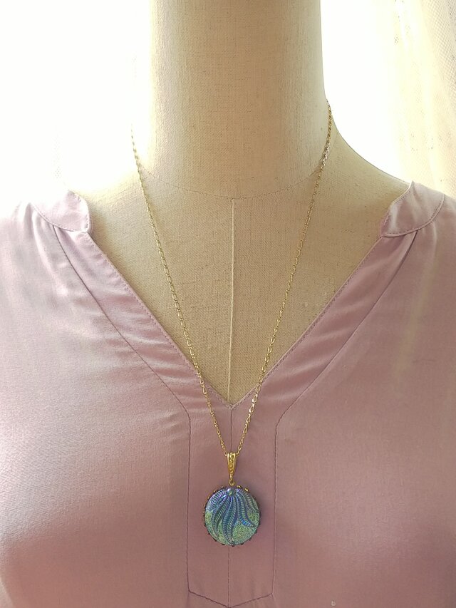 ヴィンテージ BlueオーロラLeaf（23㎜）クラシカルネックレス | iichi 日々の暮らしを心地よくするハンドメイドやアンティークのマーケットプレイス