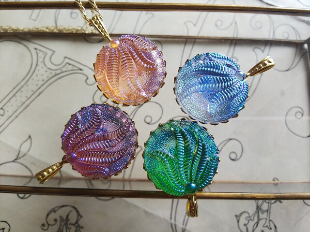 ヴィンテージ ロザリンオーロラLeaf（23㎜）クラシカルネックレス | iichi 日々の暮らしを心地よくするハンドメイドやアンティークのマーケットプレイス