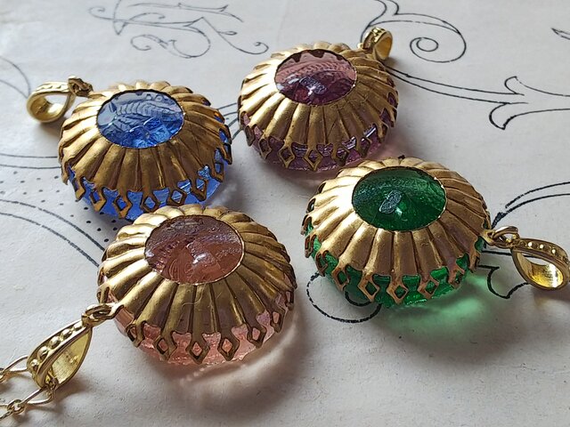 ヴィンテージ ロザリンオーロラLeaf（23㎜）クラシカルネックレス | iichi 日々の暮らしを心地よくするハンドメイドやアンティークのマーケットプレイス