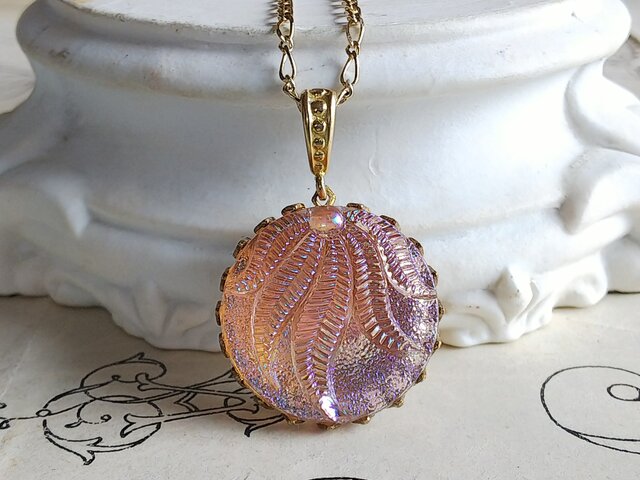 ヴィンテージ ロザリンオーロラLeaf（23㎜）クラシカルネックレス | iichi 日々の暮らしを心地よくするハンドメイドやアンティークのマーケットプレイス