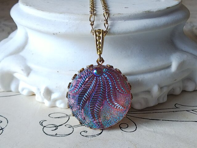 ヴィンテージ AmethystオーロラLeaf（23㎜）クラシカルネックレス | iichi 日々の暮らしを心地よくするハンドメイドやアンティークのマーケットプレイス