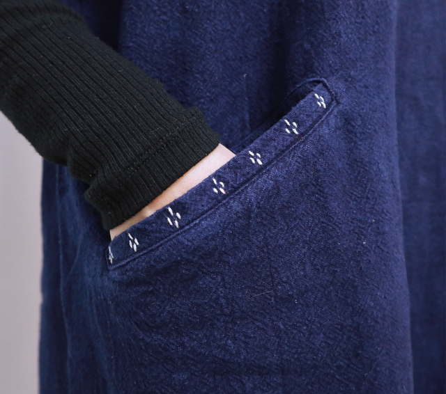 藍染め、手挿し刺繍の可愛いシンプルワンピース、オールシーズン | iichi 日々の暮らしを心地よくするハンドメイドやアンティークのマーケットプレイス