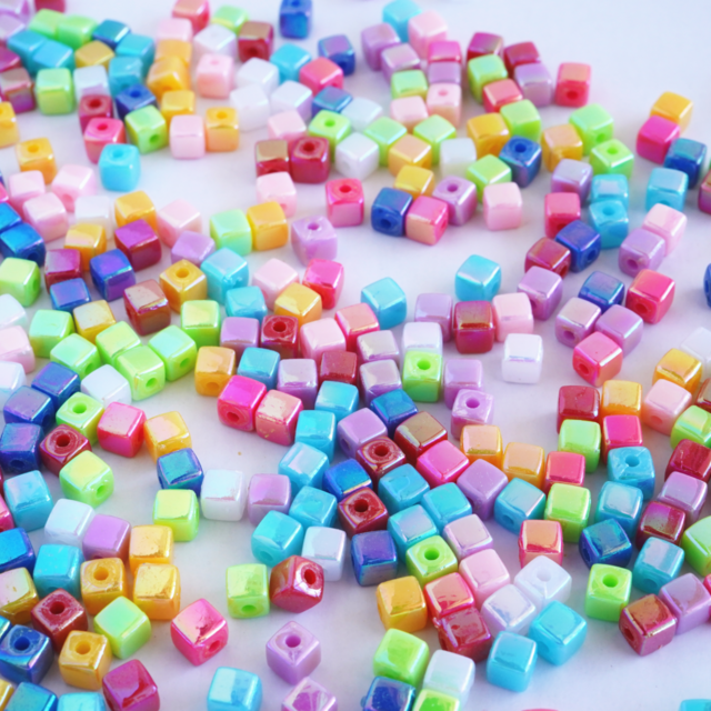 【25g】4mm オーロラカラーのスクエアビーズ パステルカラー ☆065 | iichi ハンドメイド・クラフト作品・手仕事品の通販