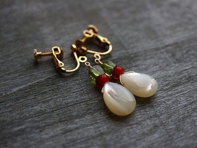 白蝶貝＊ホワイトシェル＊ペリドット＊イヤリング＊no.660 | iichi 日々の暮らしを心地よくするハンドメイドやアンティークのマーケットプレイス