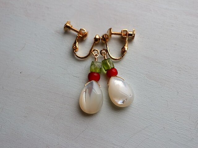 白蝶貝＊ホワイトシェル＊ペリドット＊イヤリング＊no.660 | iichi 日々の暮らしを心地よくするハンドメイドやアンティークのマーケットプレイス