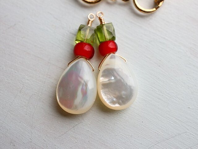 白蝶貝＊ホワイトシェル＊ペリドット＊イヤリング＊no.660 | iichi 日々の暮らしを心地よくするハンドメイドやアンティークのマーケットプレイス