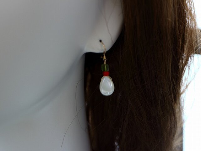 白蝶貝＊ホワイトシェル＊ペリドット＊イヤリング＊no.660 | iichi 日々の暮らしを心地よくするハンドメイドやアンティークのマーケットプレイス