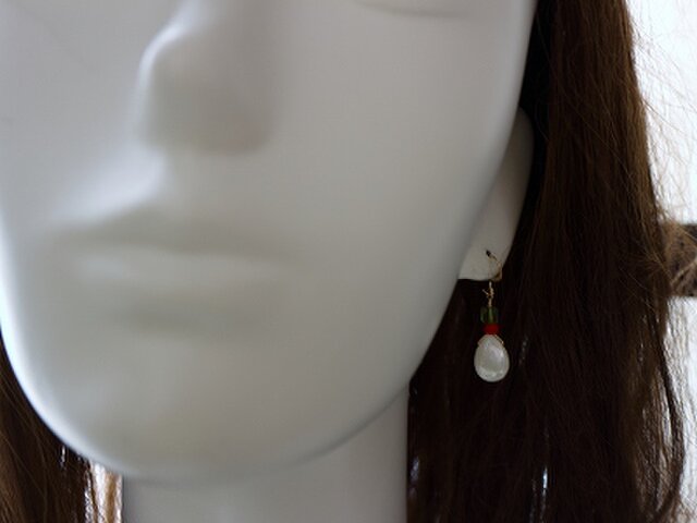 白蝶貝＊ホワイトシェル＊ペリドット＊イヤリング＊no.660 | iichi 日々の暮らしを心地よくするハンドメイドやアンティークのマーケットプレイス