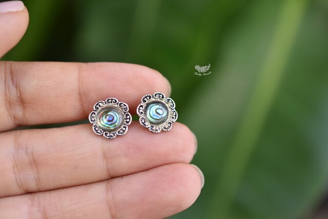 ハンドメイド★アバロンシェル★シルバーピアス1115 | iichi 日々の暮らしを心地よくするハンドメイドやアンティークのマーケットプレイス