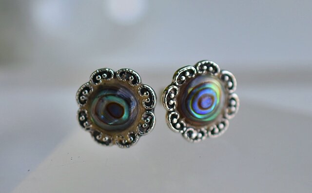 ハンドメイド★アバロンシェル★シルバーピアス1115 | iichi 日々の暮らしを心地よくするハンドメイドやアンティークのマーケットプレイス