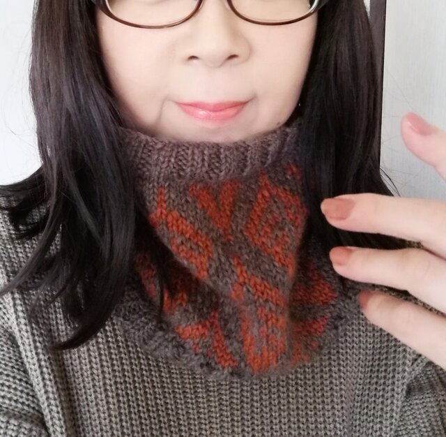 ココア＆ディープオレンジの森模様編み込みスヌード | iichi 日々の暮らしを心地よくするハンドメイドやアンティークのマーケットプレイス