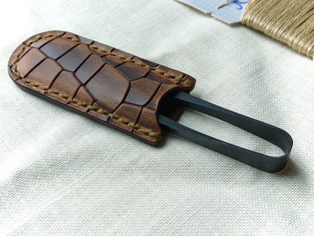 糸切りばさみケース／革／握り鋏／型押しクロコ | iichi 日々の暮らしを心地よくするハンドメイドやアンティークのマーケットプレイス