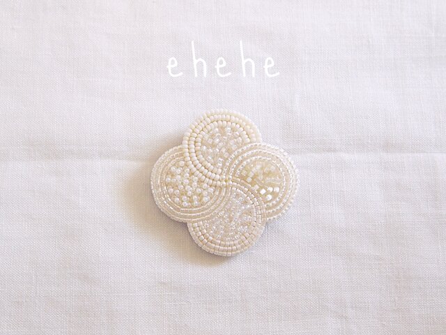 YUI-whiteブローチ | iichi 日々の暮らしを心地よくするハンドメイドやアンティークのマーケットプレイス