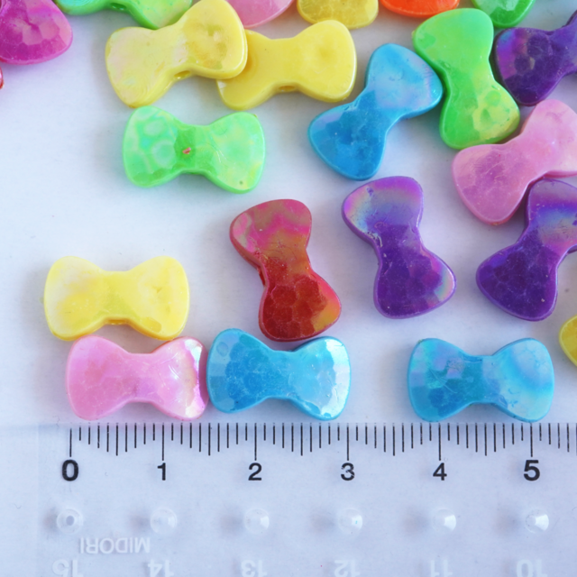 【25g】リボンの形のビーズ オーロラカラー ☆062 | iichi ハンドメイド・クラフト作品・手仕事品の通販