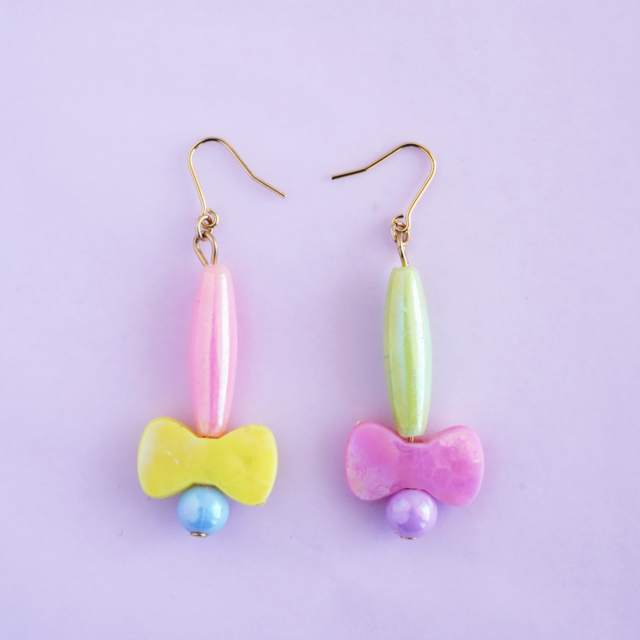 【25g】リボンの形のビーズ オーロラカラー ☆062 | iichi ハンドメイド・クラフト作品・手仕事品の通販