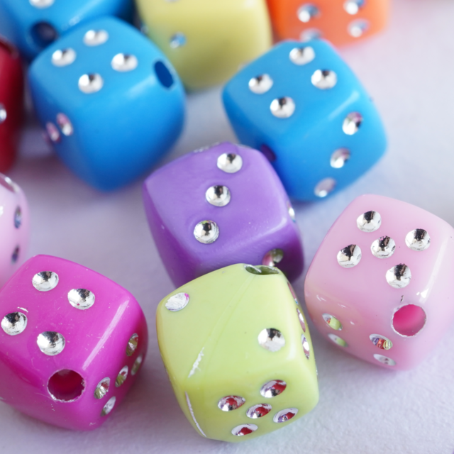 【25g】8mmサイコロ型ビーズ ラインストーン入り スクエアビーズ ☆063 | iichi ハンドメイド・クラフト作品・手仕事品の通販