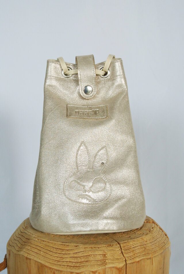 うさぎスカル（UR-1),シャンパンゴールドの丸底巾着。 | iichi ハンドメイド・クラフト作品・手仕事品の通販