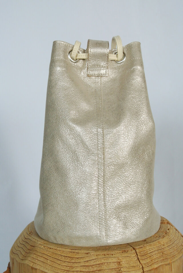 うさぎスカル（UR-1),シャンパンゴールドの丸底巾着。 | iichi ハンドメイド・クラフト作品・手仕事品の通販