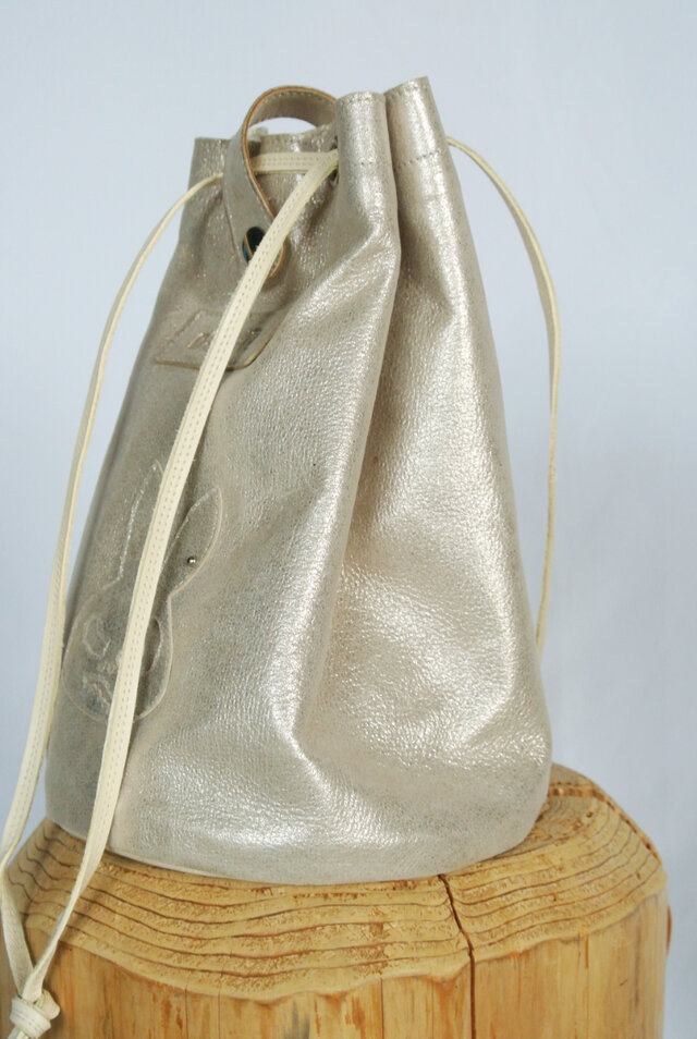 うさぎスカル（UR-1),シャンパンゴールドの丸底巾着。 | iichi ハンドメイド・クラフト作品・手仕事品の通販