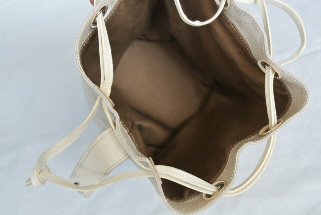 うさぎスカル（UR-1),シャンパンゴールドの丸底巾着。 | iichi ハンドメイド・クラフト作品・手仕事品の通販