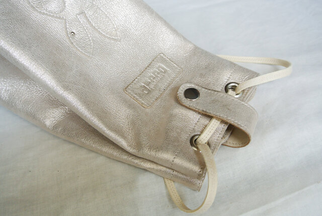 うさぎスカル（UR-1),シャンパンゴールドの丸底巾着。 | iichi ハンドメイド・クラフト作品・手仕事品の通販