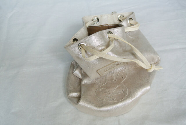 うさぎスカル（UR-1),シャンパンゴールドの丸底巾着。 | iichi ハンドメイド・クラフト作品・手仕事品の通販