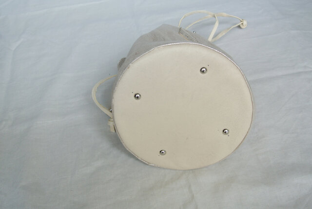 うさぎスカル（UR-1),シャンパンゴールドの丸底巾着。 | iichi ハンドメイド・クラフト作品・手仕事品の通販