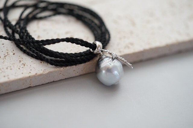 【holiday】南洋バロックのシルクコードネックレス（ブラック） | iichi 日々の暮らしを心地よくするハンドメイドやアンティークのマーケットプレイス