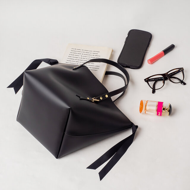 本革ハンドル ミニマル PVCレザー TOTE！ BLACK | iichi ハンドメイド・クラフト作品・手仕事品の通販