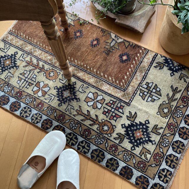 トルコヴィンテージラグ ブラウン たまごイエロー 幾何学模様 60.5×106 | iichi ハンドメイド・クラフト作品・手仕事品の通販