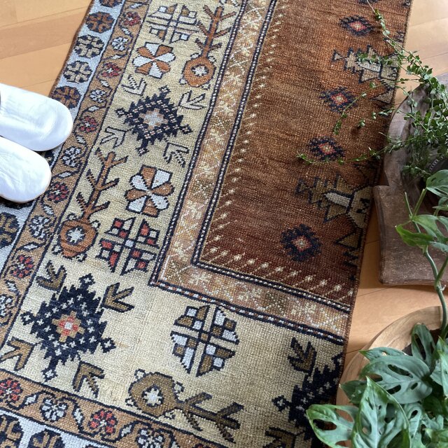 トルコヴィンテージラグ ブラウン たまごイエロー 幾何学模様 60.5×106 | iichi ハンドメイド・クラフト作品・手仕事品の通販