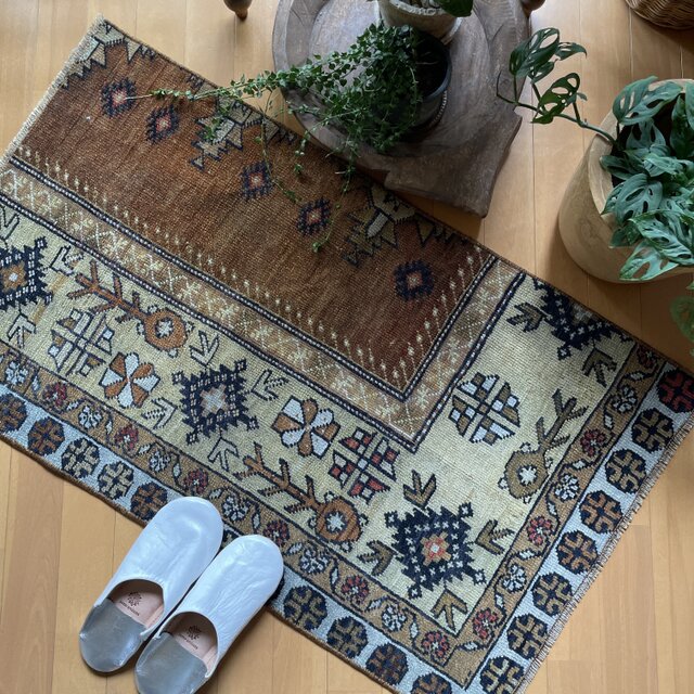 トルコヴィンテージラグ ブラウン たまごイエロー 幾何学模様 60.5×106 | iichi ハンドメイド・クラフト作品・手仕事品の通販