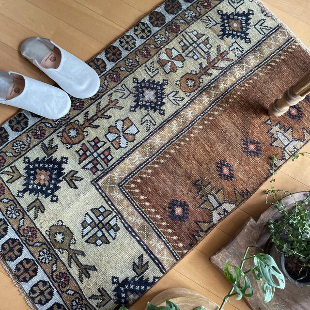 トルコヴィンテージラグ ブラウン たまごイエロー 幾何学模様 60.5×106 | iichi ハンドメイド・クラフト作品・手仕事品の通販