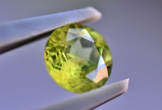 1.5 ctラウンド★ファセットカット ペリドットs894 | iichi ハンドメイド・クラフト作品・手仕事品の通販