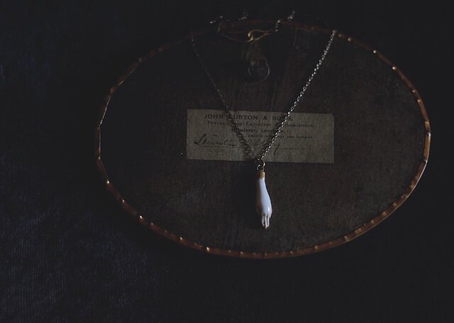 手のペンダント the pendant of... 「hand」#008 | iichi 日々の暮らしを心地よくするハンドメイドやアンティークのマーケットプレイス