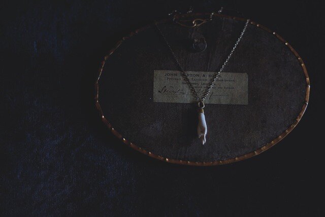 手のペンダント the pendant of... 「hand」#008 | iichi 日々の暮らしを心地よくするハンドメイドやアンティークのマーケットプレイス