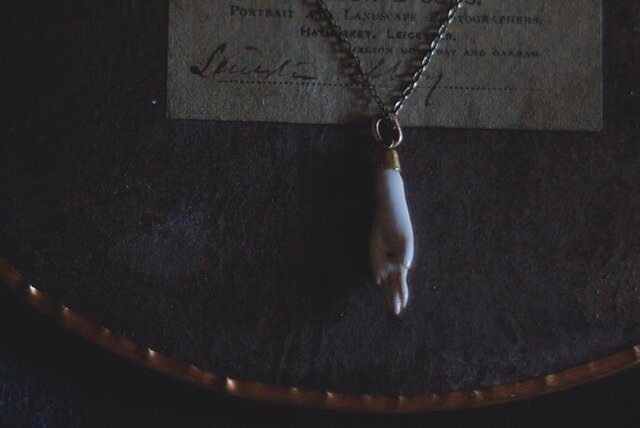 手のペンダント the pendant of... 「hand」#008 | iichi 日々の暮らしを心地よくするハンドメイドやアンティークのマーケットプレイス