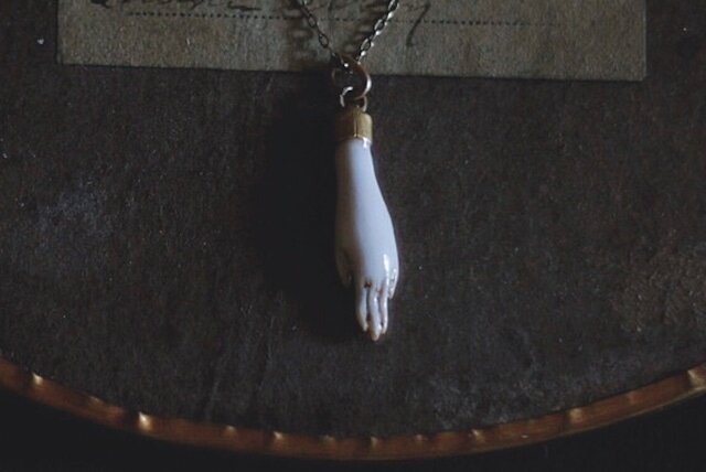 手のペンダント the pendant of... 「hand」#008 | iichi 日々の暮らしを心地よくするハンドメイドやアンティークのマーケットプレイス