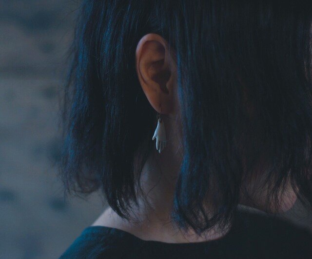 手のピアス(片耳) an earring of... 「hand」#001 | iichi 日々の暮らしを心地よくするハンドメイドやアンティークのマーケットプレイス