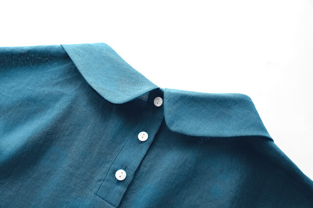 襟デザインでこなれ感プラス 丸襟リネンブラウス 孔雀青 230708-4 | iichi 日々の暮らしを心地よくするハンドメイドやアンティークのマーケットプレイス
