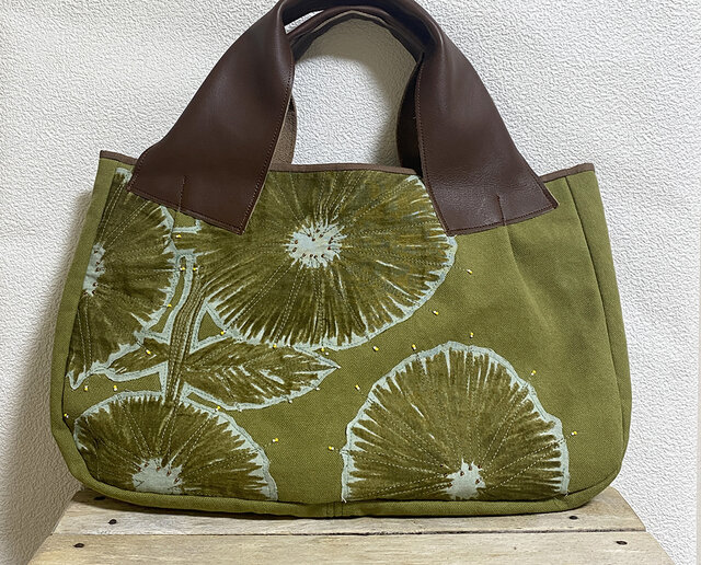 M様オーダー/大胆お花模様のかばん＊ミナペルホネン「daisy」 | iichi 日々の暮らしを心地よくするハンドメイドやアンティークのマーケットプレイス