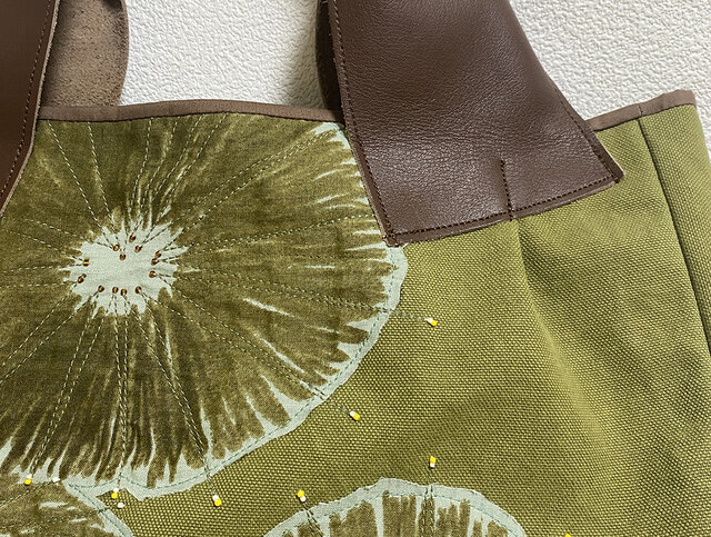 M様オーダー/大胆お花模様のかばん＊ミナペルホネン「daisy」 | iichi 日々の暮らしを心地よくするハンドメイドやアンティークのマーケットプレイス