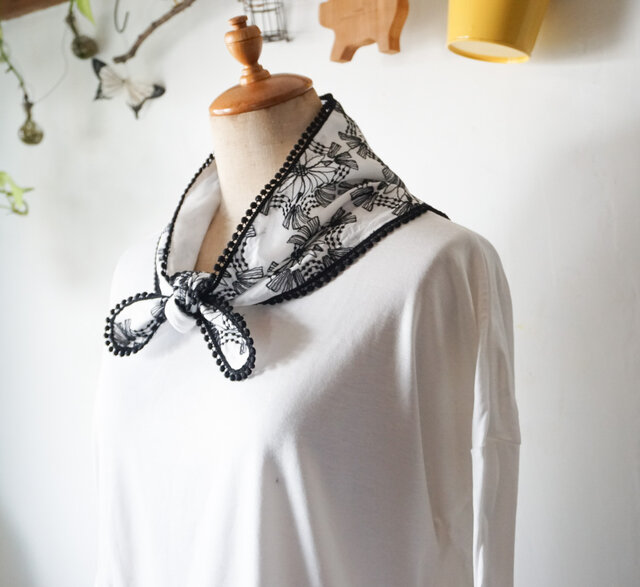 モノトーン刺繍柄のクールネックスカーフ(レース使い) | iichi ハンドメイド・クラフト作品・手仕事品の通販