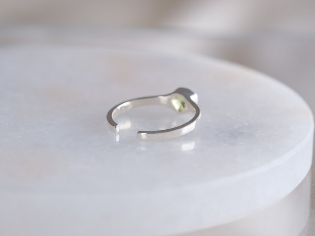 Peridot triangle ring ペリドット トライアングルリング 天然石グリーン シルバー | iichi 日々の暮らしを心地よくするハンドメイドやアンティークのマーケットプレイス