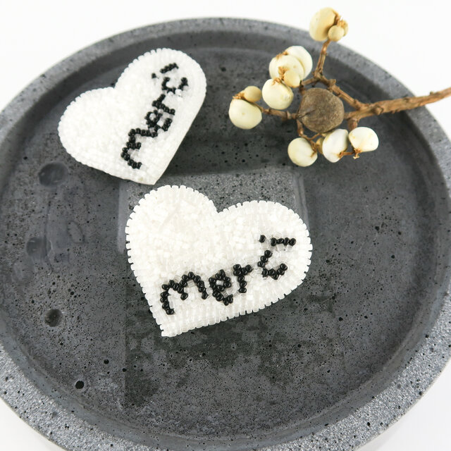 Brooch. ブローチ " Merci. " | 刺繍ブローチ | シルキーホワイト | | iichi ハンドメイド・クラフト作品・手仕事品の通販