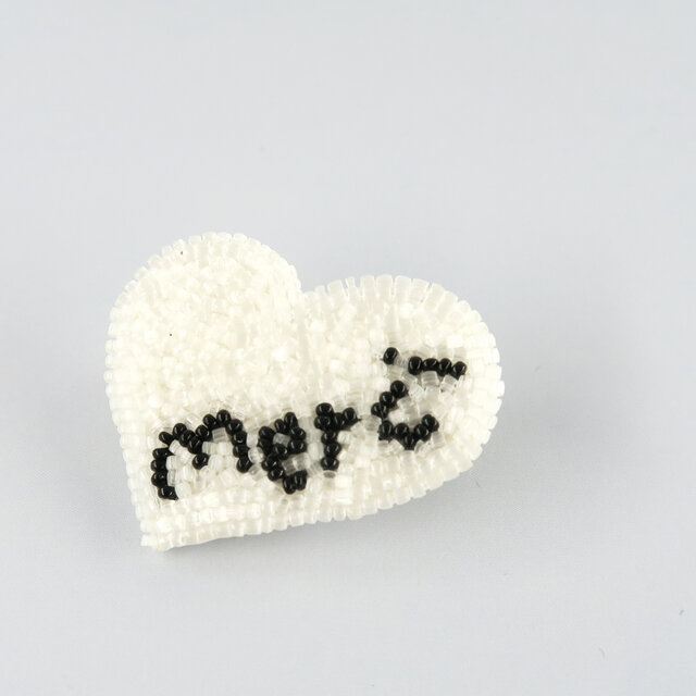 Brooch. ブローチ " Merci. " | 刺繍ブローチ | シルキーホワイト | | iichi ハンドメイド・クラフト作品・手仕事品の通販