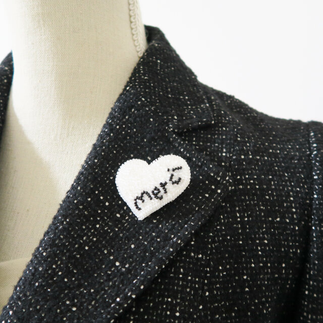 Brooch. ブローチ " Merci. " | 刺繍ブローチ | シルキーホワイト | | iichi ハンドメイド・クラフト作品・手仕事品の通販