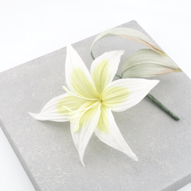 Corsage. コサージュ" Silk Lily. " | ホワイト×イエロー | | iichi ハンドメイド・クラフト作品・手仕事品の通販