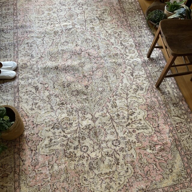 トルコヴィンテージラグ 超大判 170×289 淡いベージュピンク メダリオン | iichi 日々の暮らしを心地よくするハンドメイドやアンティークのマーケットプレイス